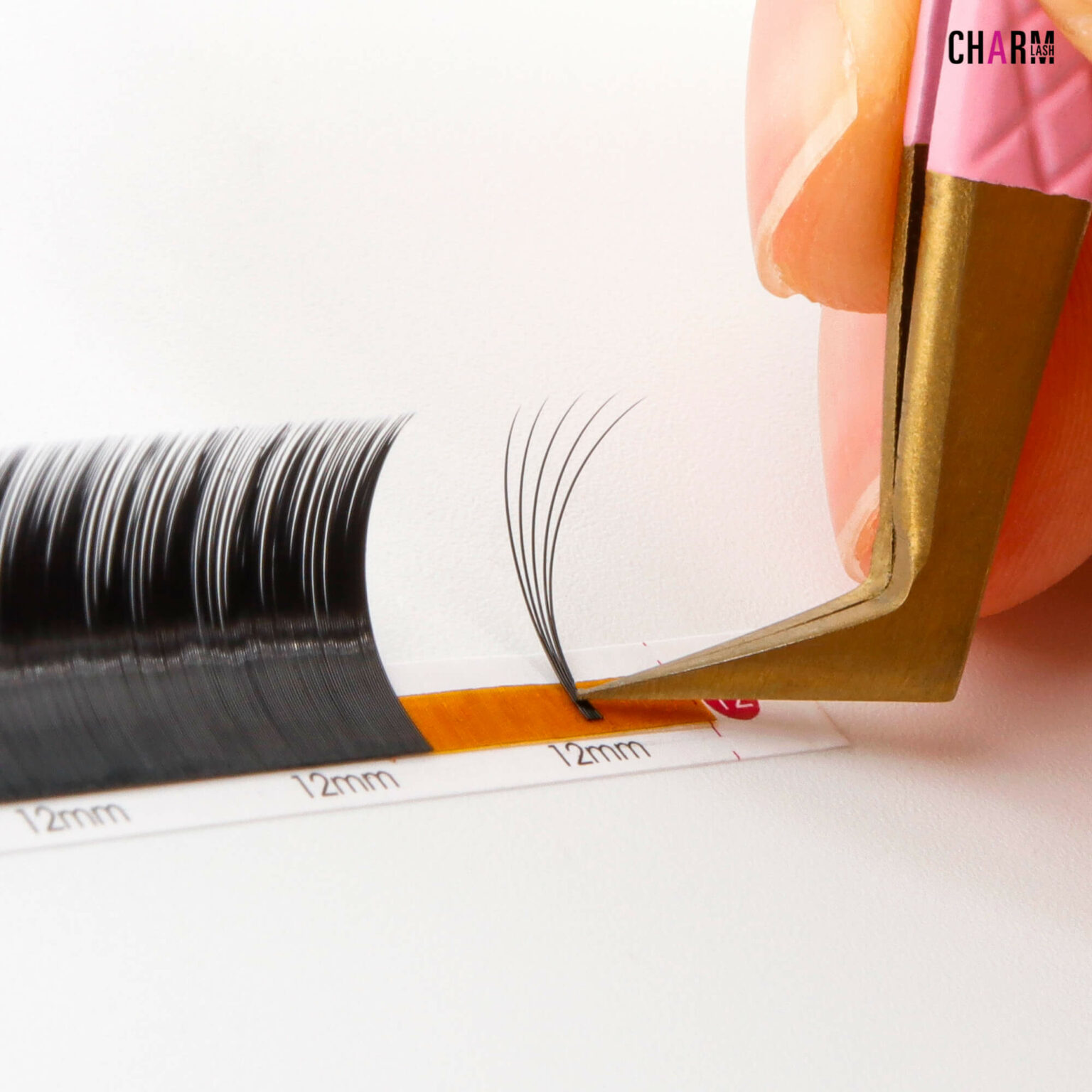 Handmade fan lashes vs premade fans: Which one is better?