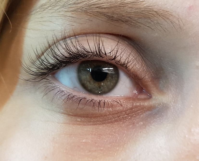 Achieving super natural lash set with half lash extensions