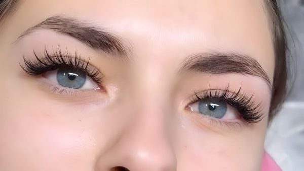 Wispy Cat Eye Lashes: How To Achive This Trendy Lash Style